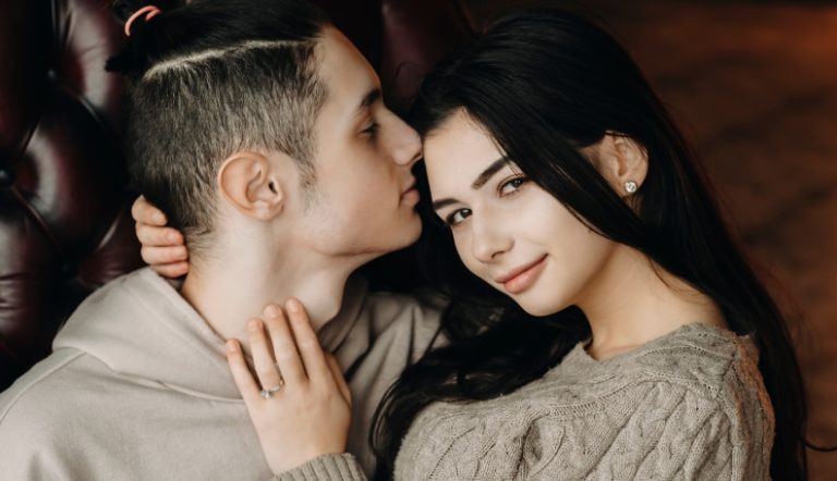 Infatuation vs Love: How It Feels, the Psychology & the 20 Big Differences