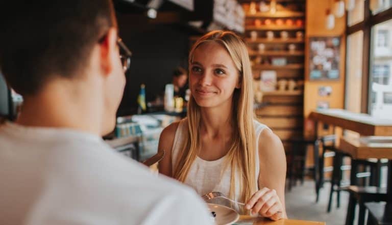 37 Secrets to Read People By Their Body Language & Expressions Instantly